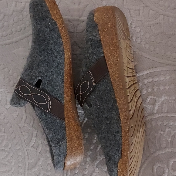 Earth Origins | Shoes | Nwt Earth Origins Jaylin Grey Felt Slip On ...